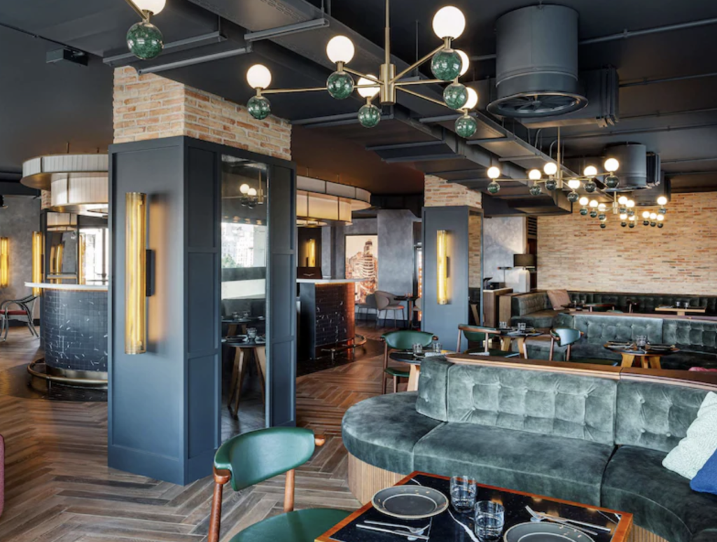 Interiores que hacen honor a su nombre: abre el primer Radisson Red de ...