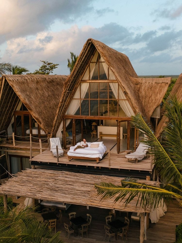 Un lobby que separa la selva del mar, suites con cenotes o camas ...